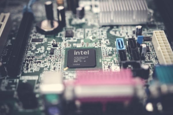 7 Penyebab Motherboard Laptop Rusak dan Cara Mengatasinya